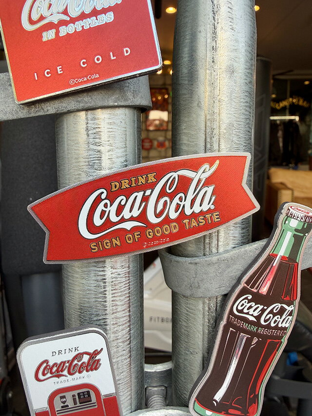 コーラ好きの“弱点”を突いてくる、あざといほど可愛いコカ・コーラのマグネットたち。 見つけちゃいましたよ！ アメ雑好きなら絶対ソワソワする、あの赤と白の魔力がギュッと詰まった“コカ・コーラのマグネットシリーズ”。 レトロ系コーラ雑貨って、そ...