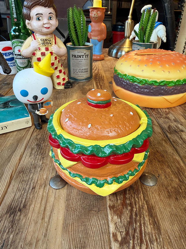 いやコレ、もう“オブジェ”名乗っていいだろ級の ポリレジン製バーガー灰皿＆小物入れ、入荷ァッ！！ ハンバーガーの姿をした雑貨って、これまでもたくさん見てきたけど・・・・ ここまで振り切った“チーズバーガー感”、なかなか無いよね？ バンズはふ...