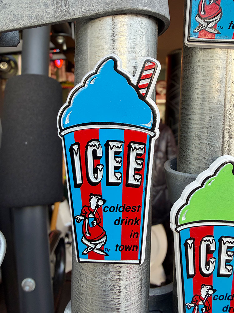 見つけちゃいました・・・・ ICEE（アイシー）マグネット全5色！ もうね、冷蔵庫どころか、いつもの生活が常に“キンッキン”になります。 まず見てみて、この原色バキバキのテンションっぷり！ 赤、オレンジ、黄、緑、青。 完全に「カロリー高そう...