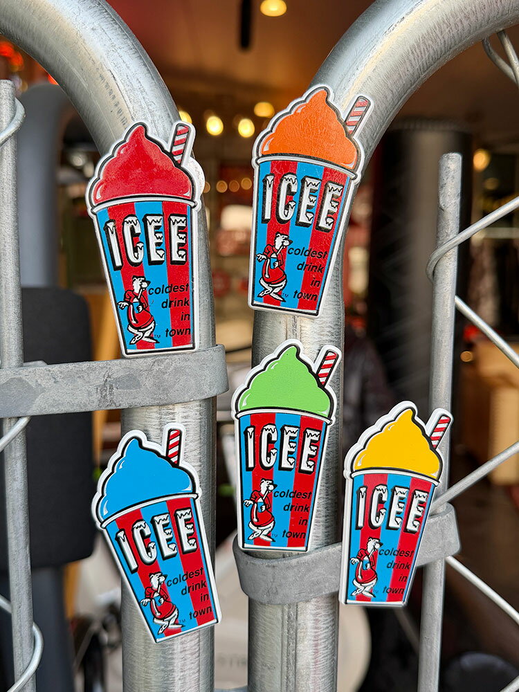 見つけちゃいました・・・・ ICEE（アイシー）マグネット全5色！ もうね、冷蔵庫どころか、いつもの生活が常に“キンッキン”になります。 まず見てみて、この原色バキバキのテンションっぷり！ 赤、オレンジ、黄、緑、青。 完全に「カロリー高そう...