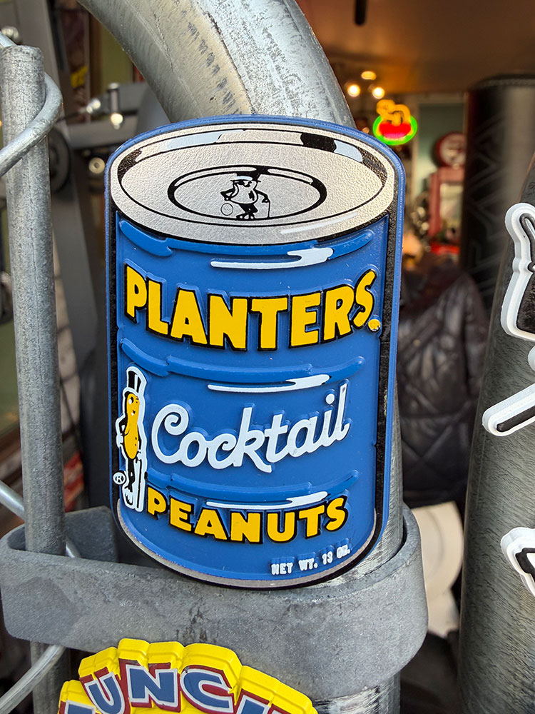 【紳士が冷蔵庫に常駐する時代、ついに来ました。】 どうもどうも、キャンディタワー店長です。 本日ご紹介するのは—— ミスターピーナッツのマグネット。 はい、あのシルクハット＆モノクルの殿堂入りマスコット、100年以上アメリカの台所を守り続け...