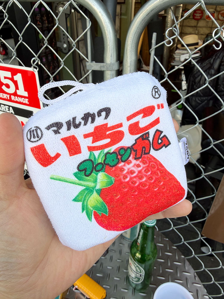 昭和キッズの “口の中の宝石箱” といえばコレ！ マルカワのフーセンガム—— そのパッケージが、まさかの ボディスポンジ になって帰ってきたよ！ しかも今回は “いちご味”。 あの、駄菓子屋のすみっこでひときわ可愛い存在感を放ってた赤いヤツ...