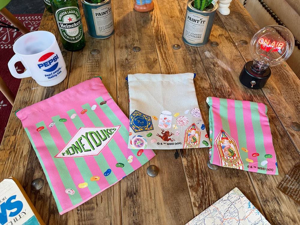 今日は魔法界から、あの“映えるお菓子屋”の香りを連れてきました。 そう、ハリーポッターの世界に登場する大人気ショップ 「ハニーデュークス」 を、まさかの巾着袋で再現した 3種セット！ ■ 見てるだけで甘い匂いがしてきそうなデザイン 並べた瞬...