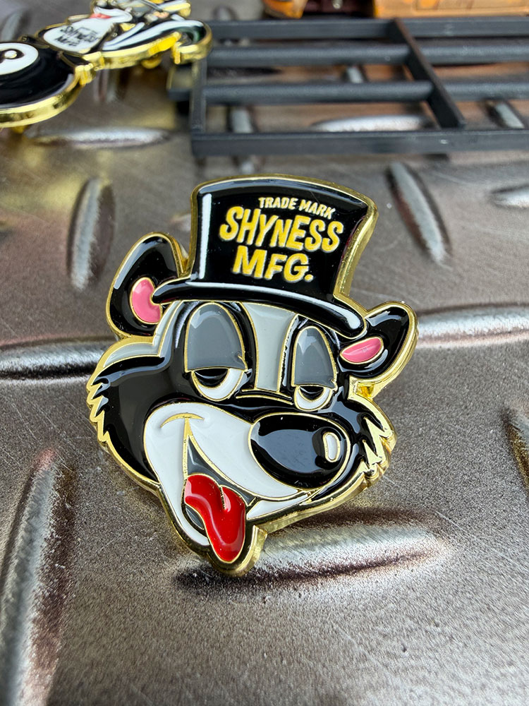 【顔だけで勝つヤツ、現る】 はいこれ、完全に“表情で持っていく系”。 シャイネスのスカンキッド、 フェイスオンリーのピンバッジ。 見てくださいよ、この顔。 やる気ゼロっぽいのに、 なぜか一番目立つっていう反則キャラ。 トレードマークのシルク...