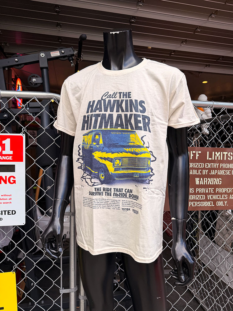 【あの頃の深夜映画と、ラジオから流れるロックンロール。】 80年代好きがこのTシャツを見たら、 まず目が行くのはあのバンでしょう。 そう、 「ストレンジャーシングス」に登場する ホーキンスのラジオ局、 「HAWKINS HITMAKER」の...