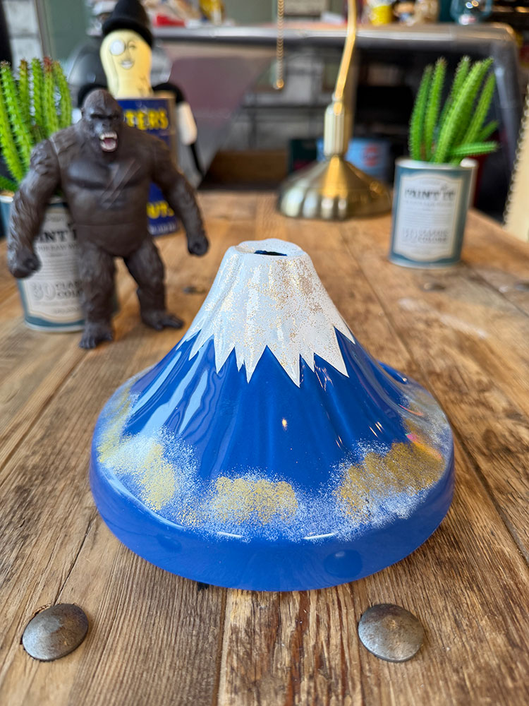 「日本一、煙が似合う山。」 富士山って、 眺めるだけでも縁起がいいって言われるじゃないですか。 でも・・・ 煙まで似合う山だったとは（笑） こちらは、 富士山をそのまま蚊遣りにしちゃったという、 遊び心たっぷりの逸品。 渦巻き蚊取り線香に火...
