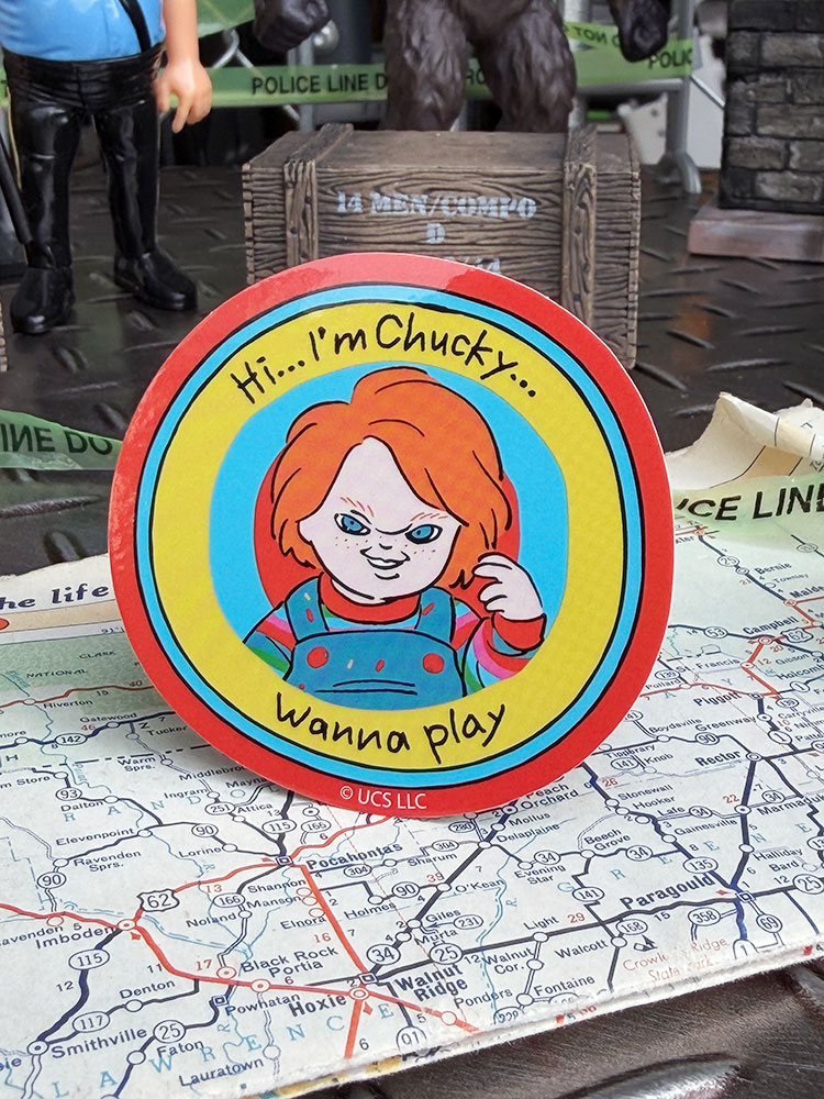 「Hi... I'm Chucky...」 このセリフを見て、 「かわいい！」 と思った人は危険です。 その数分後には、 だいたい誰かが悲鳴を上げますから（笑） 80年代ホラー界の問題児、チャッキーが、 オフィシャルのミニステッカーになって...