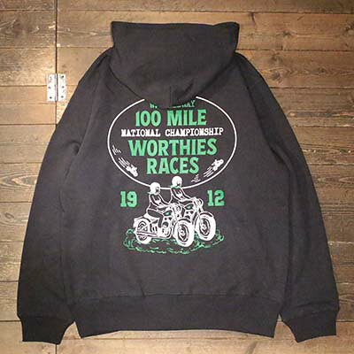 フロントのRACEプリントが印象的な10オンス裏パイル生地のフーディー。 バックにはチャンピオンシップをイメージしたグラフィックプリント。 【カラー】 Navy/White 【素材】 コットン100% 【サイズスペック】 Mサイズ：身丈67...