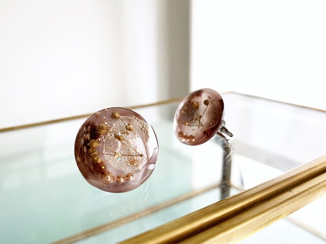 商品名 チョコレートカラー＆ボタニカルフラワー・スタッド（一粒）イヤリング 商品説明 チョコレートのようなモカのような色味の中に、ゴールドに塗装されたかすみ草（ドライフラワー）をレジン（樹脂）に閉じ込め、シンプルにスタッド（一粒）イヤリング...