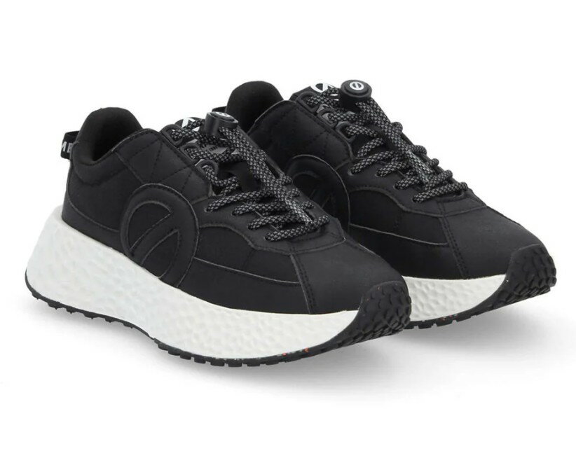 ウォータープルーフスニーカーCARTER サステナブルな観点から作られた軽量感抜群の人気モデル〈カーター〉から、ウォータープルーフモデルが登場。 レースロック式のシューレースは、シューレースを結ぶ必要がなく、スライドさせるだけで着脱ができる...