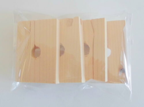 板型の木製パーツ。 サイズ：約5x3.5cm　(厚さ：6mm) ※画像2のような、ひび、欠け、割れ、穴等のある物の中から4個を組み合わせた商品になります。 ※セット内容はお選びいただけません。 ※4個セット商品になります。　