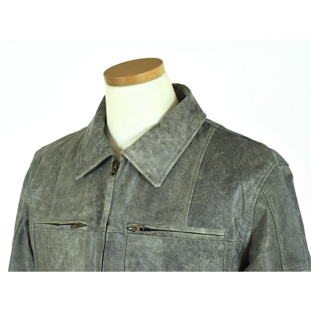 Captainオリジナルのヴィンテージ加工、Buffalo Leatherジャケットです。グレーのバッファローLeatherに霜降りのような、ひび割れのような独特の ヴィンテージ加工を施したシックな仕上がりの一着。 ※本品は、革表面に加工を...