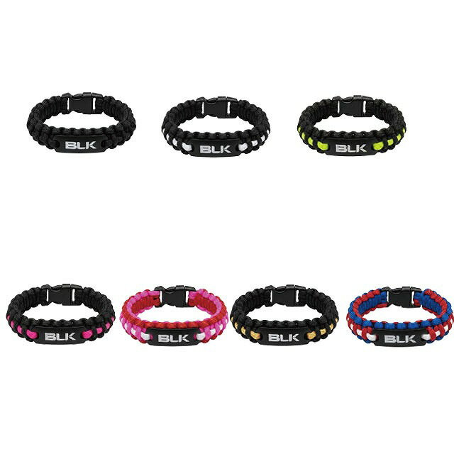 無骨さと機能性を兼ね備えた、アウトドアスタイルのパラコードブレスレットです。 BLKロゴはレーザープリントです。 軽量で着け心地がよく、アクセサリー感覚で気軽に身につけられるのも魅力です。 本体：ポリエステル100%、バックル：プラスチック...