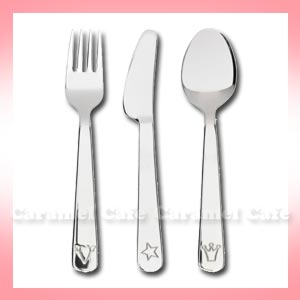 【IKEAイケア】FABLER キッズ用　お食事カトラリー　3点セット ナイフは、お子様が簡単に食べ物を切り分けられるよう、刃先にギザギザがついています。 ナイフは、縁の立ち上がったお皿でも、食べ物を切れるようデザインされています。 FAB...