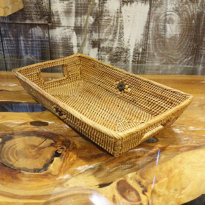 商品の詳細 フルーツやお菓子をおいたりできるバスケット。アジアンの空間にぴったりのアイテムです。 サイズ　：　外寸：約W26×D16×H5cm 素材　：　アタ 生産国　：　インドネシア バリ島 注意事項 バリ島の雑貨は、ハンドメイドによる生...