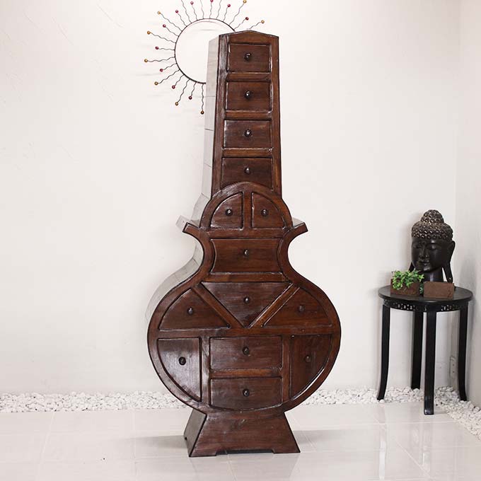 商品の詳細 ●アウトレット商品 50%OFF 両側面にひび割れがあります。 大型キャビネトではとても珍しい、引き出しオンリーのユニーク品です。ギターあるいはチェロをイメージして作られたのでしょう、楽器好きのハートをくすぐるデザインです。 サ...