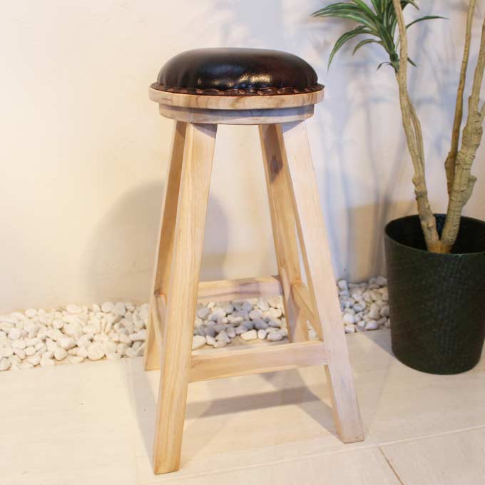 商品の詳細 カフェなどのバーカウンターなどでよく使用されています。もちろん、自宅のキッチンやリビング、玄関などにも最適のチェアーです。 サイズ　：　外寸：H65cm W35cm カラー　：　ホワイト 素材　：　チーク　フェイクレザ 生産国　...