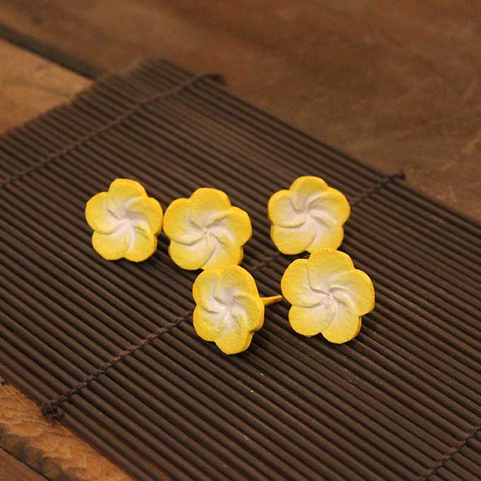 【商品コメント】 バリの花と言えば、プルメリア！プルメリアの花があるだけで、雰囲気はバリ島。 サイズ 直径2.5cm カラー イエロー 素材 木材 ご注意 ◆手作りとなります。写真と色やイメージの異なる場合がございます。ご了承ください。 ◆...