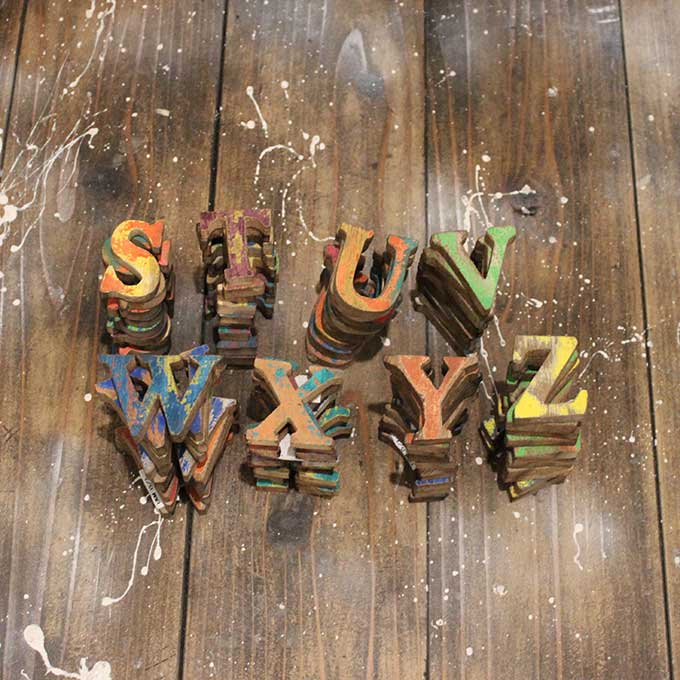 商品の詳細 アルファベット＆数字の木製ブロックパネルが入荷です☆ファンキーカラーなランダムペイントで、いろんな用途に使えそうです♪アルファベットのみ大小の2サイズがございます。 ※ペイント・色がひとつひとつ違います。アソートとなります。 サ...