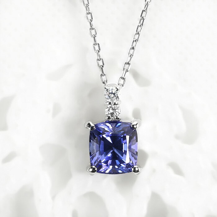 Ptタンザナイトプラチナペンダント (1.32ctスクエア、4本爪留め) 色、テリの美しいタンザナイトを仕立てたプラチナペンダントトップ。 タンザナイトは「タンザニアの夜」を意味します。 夕暮れ時の空を映しだしたような青紫色はロマンティック...