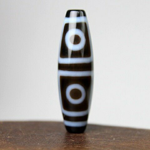 天珠の種類 天珠の種類は主に2種類に別けられます。 1つは老天珠と言われる古代チベットに作られた天珠です。 1つ数百万〜数千万で取引されると言われていますが、日本において売買されている天珠で老天珠をみることはありません。 もう1つは至純天珠...