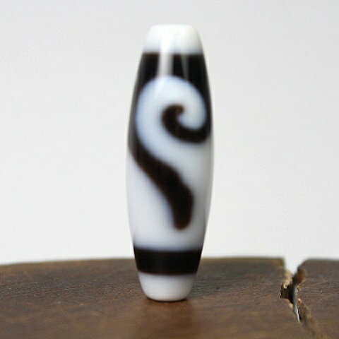 天珠の種類 天珠の種類は主に2種類に別けられます。 1つは老天珠と言われる古代チベットに作られた天珠です。 1つ数百万〜数千万で取引されると言われていますが、日本において売買されている天珠で老天珠をみることはありません。 もう1つは至純天珠...