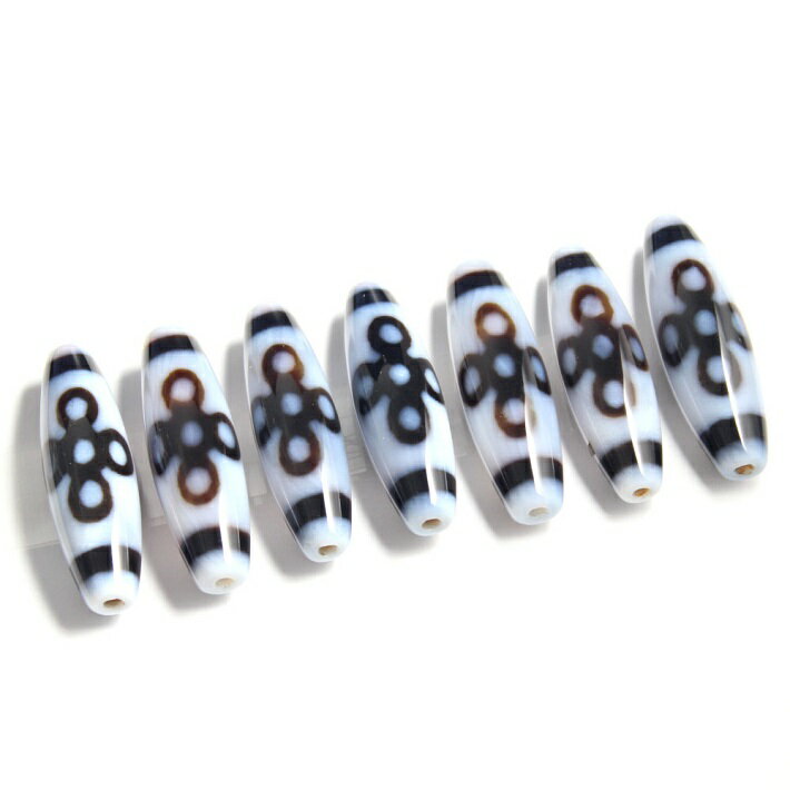 天珠の種類 天珠の種類は主に2種類に別けられます。 1つは老天珠と言われる古代チベットに作られた天珠です。 1つ数百万〜数千万で取引されると言われていますが、日本において売買されている天珠で老天珠をみることはありません。 もう1つは至純天珠...