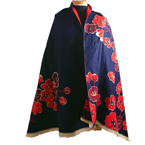 きれいな花柄のストールです。 素材はレーヨン素材で ふっくらした肌触りのあったか素材です。 肉厚過ぎないなのでしなやかで 首や肩に巻いてもごわつかない素材です。 生地の表面はうっすら起毛されているので 肌触りがとても滑らかです。 優雅な花柄...