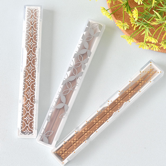 商品名 わだんみずは 箸＆ケース 商品詳細 サイズ ケース：約 W19×D2.7×H1.3cm 箸全長：18cm 重量 約42g 素材 AS樹脂、ポリプロピレン、天然木 仕様 箸先に滑り止め加工 カチャカチャ音がなりにくい設計 原産国 日本...