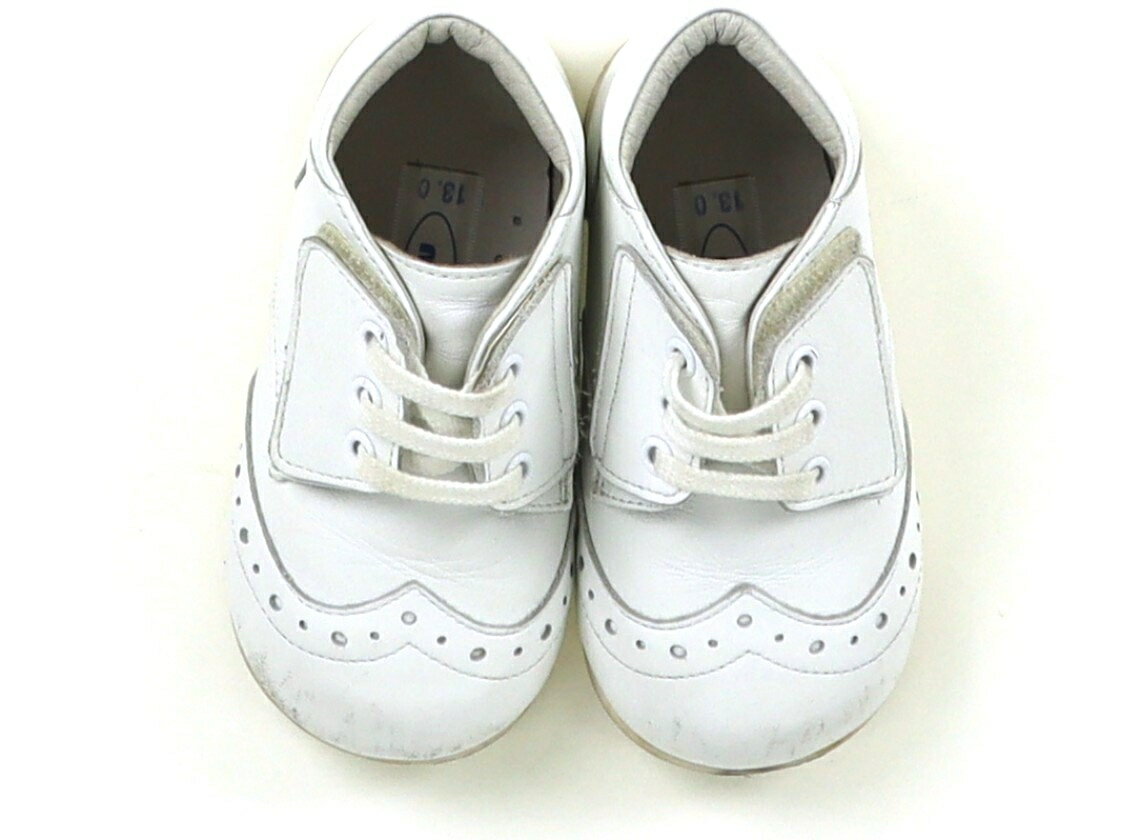 　ブランド 　familiar(ファミリア) 　カテゴリー 　スニーカー 　サイズ 　靴13cm〜 　色 　オフシロ 　状態 　★★ 　記名 　なし 　ジャンル 　Boy 実際のサイズ表記は13cmです。Kukkuです。全体に薄く黒ずみ汚れ...