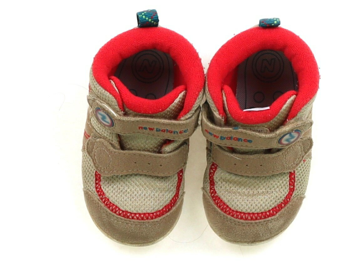 　ブランド 　New Balance(ニューバランス) 　カテゴリー 　スニーカー 　サイズ 　靴13cm〜 　色 　ベージュ・レッド 　状態 　★★ 　記名 　あり（本体） 　ジャンル 　Girl 13.0cm。本体タン裏・かかとに記名あ...