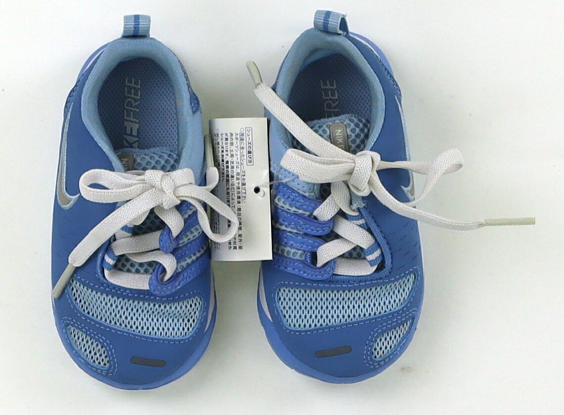 　ブランド 　NIKE(ナイキ) 　カテゴリー 　スニーカー 　サイズ 　靴ベビー12cm以下 　色 　水色、白 　状態 　N 　記名 　なし 　ジャンル 　Boy 新品タグ付きです。サイズは11cmです。一部がメッシュ素材。 ＊【状態】【...