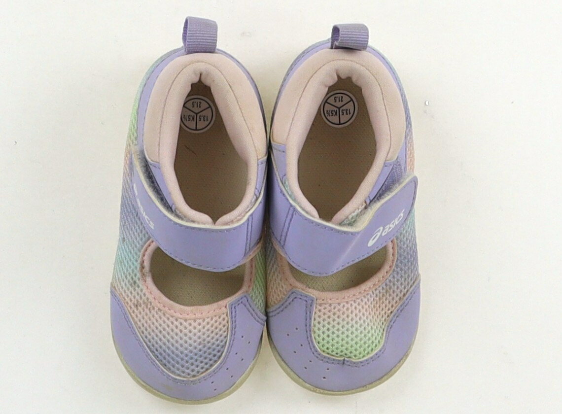　ブランド 　Asics(アシックス) 　カテゴリー 　スニーカー 　サイズ 　靴13cm〜 　色 　紫・緑・ピンク・グラデーション 　状態 　★★（返品不可） 　記名 　なし 　ジャンル 　Girl 実際のサイズ表記は13.5cm。表面が...