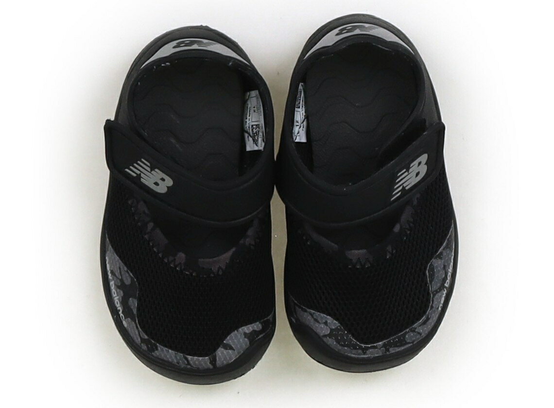　ブランド 　New Balance(ニューバランス) 　カテゴリー 　サンダル 　サイズ 　靴12cm〜 　色 　ブラック 　状態 　★★★ 　記名 　なし 　ジャンル 　Boy 実際のサイズ表記は12cm。多少の使用感のみで目立った汚れ...