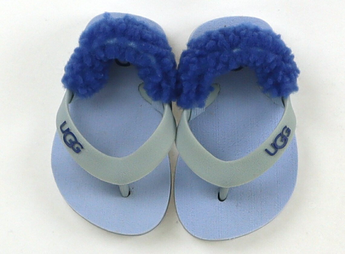 　ブランド 　UGG(アグ) 　カテゴリー 　サンダル 　サイズ 　靴ベビー12cm以下 　色 　ブルー系 　状態 　★★★★★ 　記名 　なし 　ジャンル 　Girl 実際のサイズ表記は2/3、6-12M。箱付きの綺麗な状態です。 ＊【状...