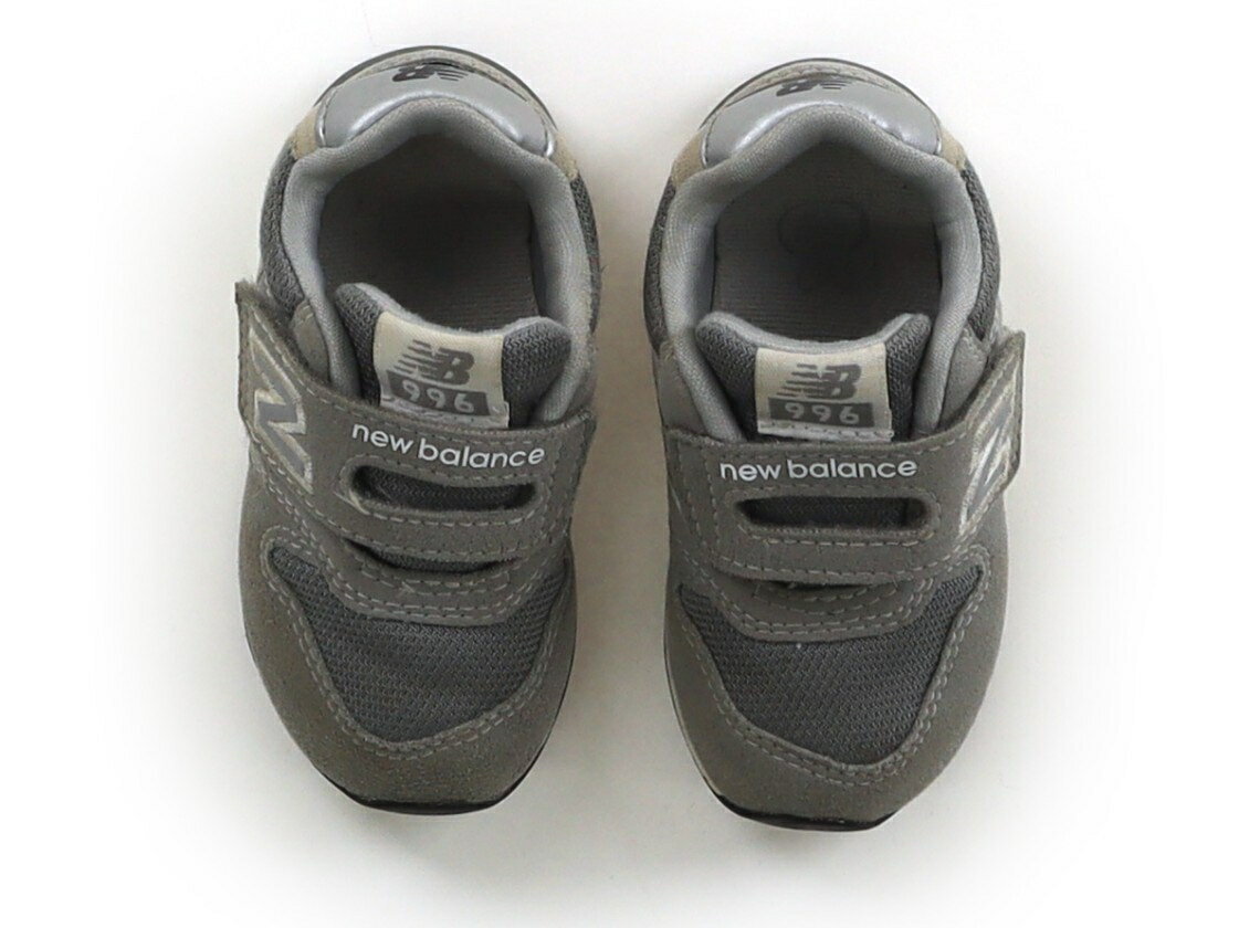 　ブランド 　New Balance(ニューバランス) 　カテゴリー 　スニーカー 　サイズ 　靴13cm〜 　色 　グレー 　状態 　★★ 　記名 　あり（本体） 　ジャンル 　Boy 実際のサイズ表記は13cm。マジックテープでの着脱。...