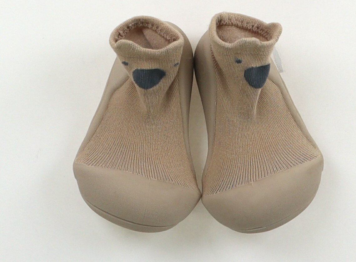 　ブランド 　Attipas(アティパス) 　カテゴリー 　室内用ベビーシューズ 　サイズ 　靴13cm〜 　色 　ベージュ 　状態 　★★★ 　記名 　なし 　ジャンル 　Boy 実際のサイズ表記はUS5.5。全体的に使用感がありますが目...