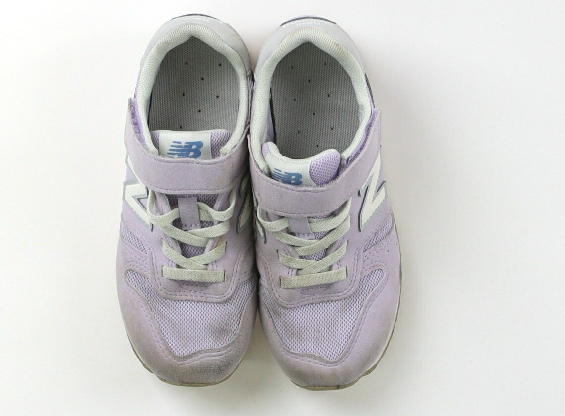 　ブランド 　New Balance(ニューバランス) 　カテゴリー 　スニーカー 　サイズ 　靴19cm〜 　色 　ラベンダー 　状態 　★★ 　記名 　なし 　ジャンル 　Girl 実際のサイズ表記は19cm。マジックテープ留め。全体に...