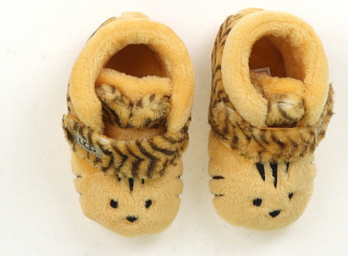 　ブランド 　UGG(アグ) 　カテゴリー 　室内用ベビーシューズ 　サイズ 　靴12cm〜 　色 　やまぶき色、ブラウン、黒、トラ 　状態 　★★★★★ 　記名 　なし 　ジャンル 　Boy 実際のサイズ表記は12.5cmサイズ。ファー生...
