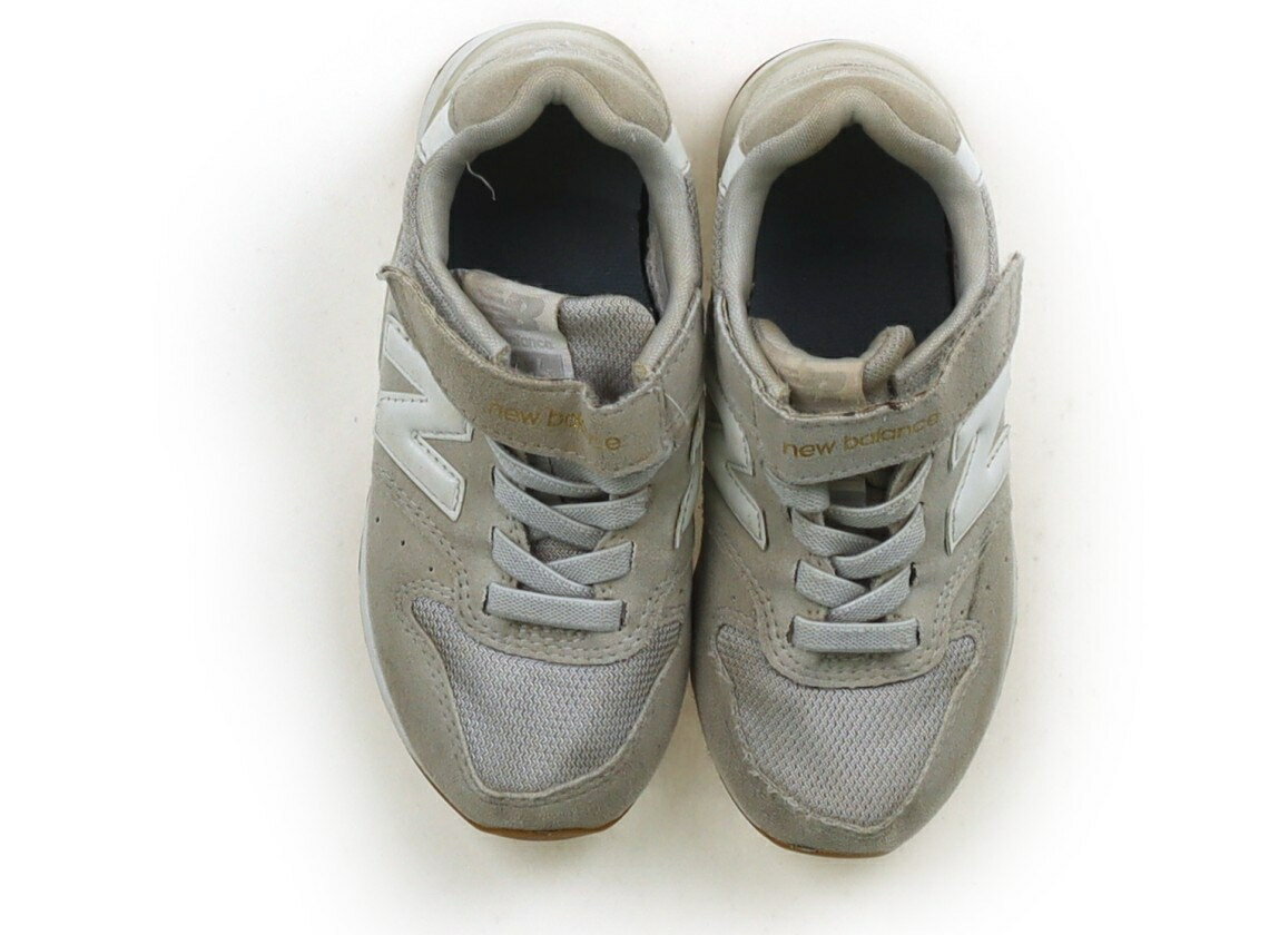 　ブランド 　New Balance(ニューバランス) 　カテゴリー 　スニーカー 　サイズ 　靴17cm〜 　色 　グレージュ 　状態 　★★ 　記名 　なし 　ジャンル 　Boy 17.0cmサイズ。全体に土汚れがあります。洗いざらし感...