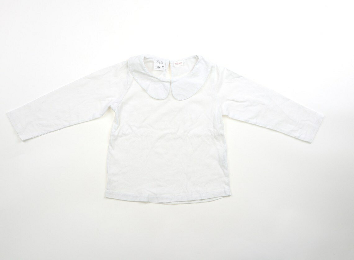 　ブランド 　ZARA(ザラ) 　カテゴリー 　Tシャツ・カットソー 　サイズ 　100サイズ 　色 　白 　状態 　★★★ 　記名 　なし 　ジャンル 　Girl 実際のサイズ表記は104cm。やや色のくすみがありますが、目立つ汚れはあり...