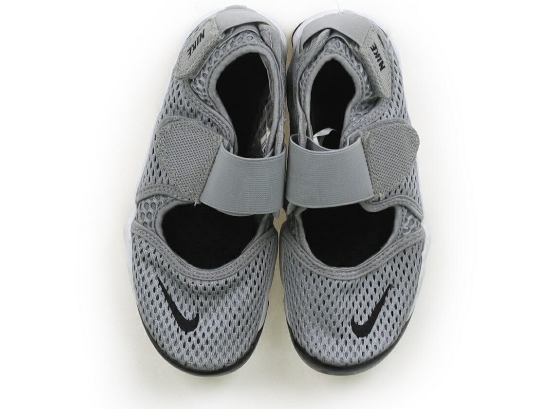 　ブランド 　NIKE(ナイキ) 　カテゴリー 　スニーカー 　サイズ 　靴20cm〜 　色 　グレー、黒白 　状態 　★★★ 　記名 　なし 　ジャンル 　Boy 実際のサイズ表記は20cm。メッシュ地、マジックテープ留め。ソールやテープ...