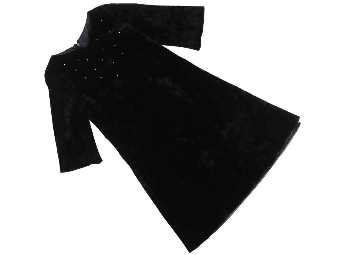 　ブランド 　BeBe(べべ) 　カテゴリー 　ワンピース 　サイズ 　130サイズ 　色 　ブラック・ラインストーン 　状態 　★★★★ 　記名 　なし 　ジャンル 　Girl ベロア素材。裏地付き。後ろファスナー開き。袖丈約30cm。目...