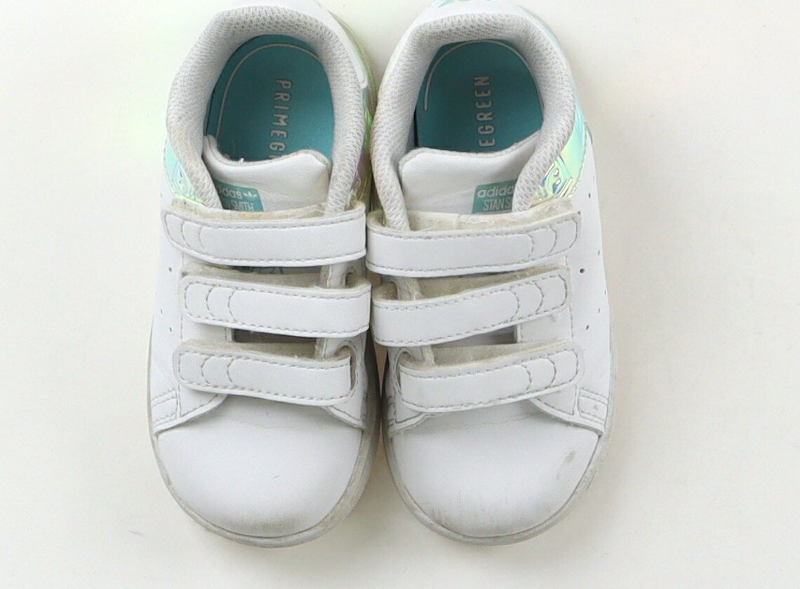 　ブランド 　Adidas(アディダス) 　カテゴリー 　スニーカー 　サイズ 　靴14cm〜 　色 　白・オーロラ 　状態 　★★★ 　記名 　なし 　ジャンル 　Girl 実際のサイズ表記は14.0。ソールとつま先に黒ずみ汚れと少し削れ...