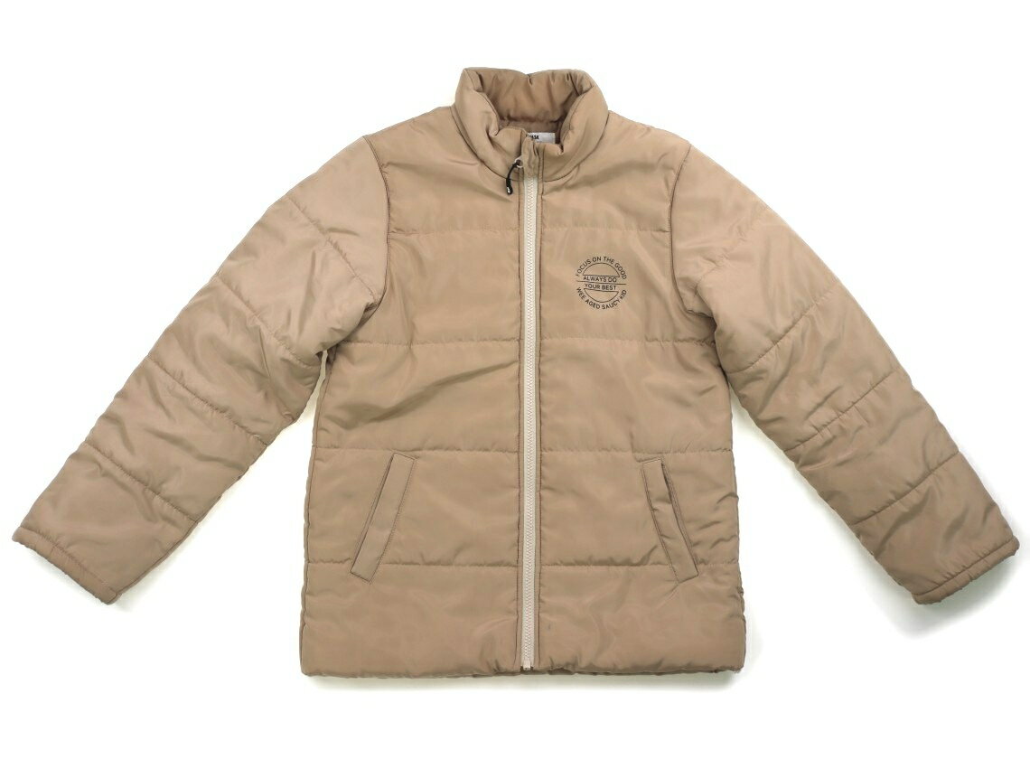 　ブランド 　WASK(ワスク) 　カテゴリー 　コート・ジャンパー 　サイズ 　150サイズ 　色 　ベージュ 　状態 　★★★ 　記名 　なし 　ジャンル 　Boy 表地・裏地・中綿すべてポリエステル素材です。裾に5mmほどの青いインク...