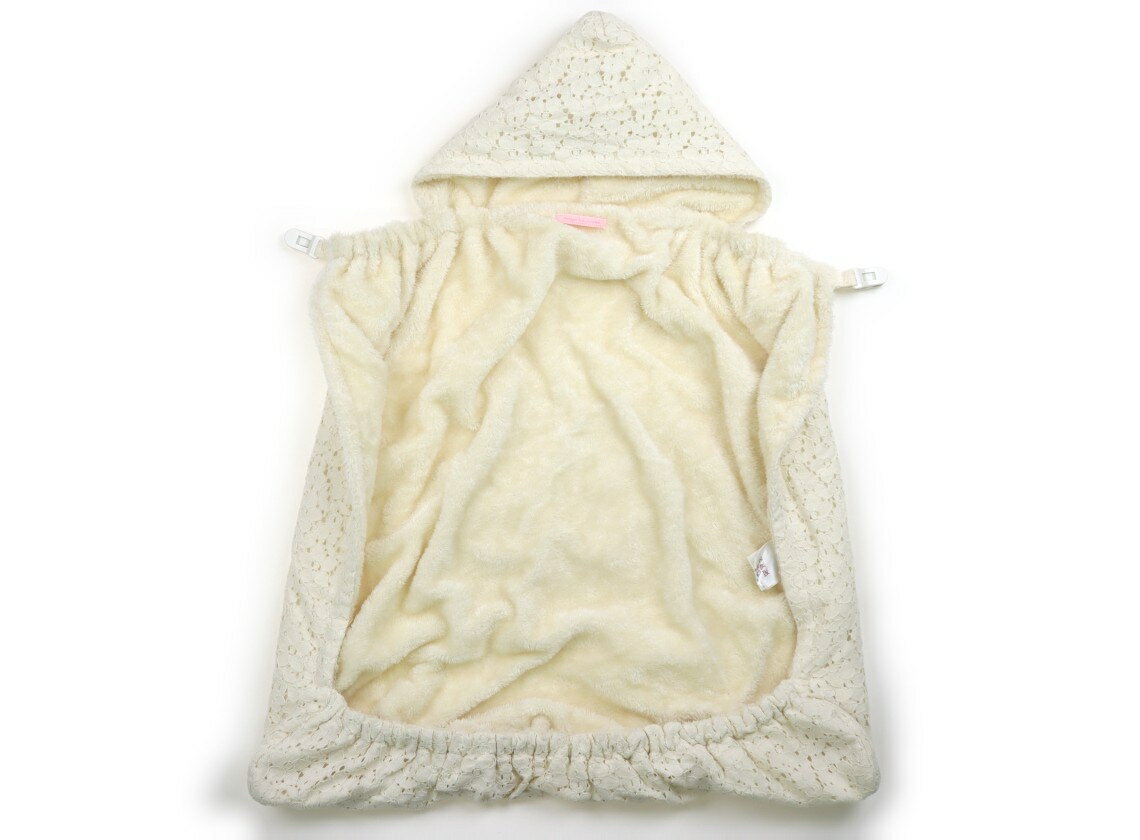 　ブランド 　mezzo piano(メゾピアノ) 　カテゴリー 　おくるみ・ラップ・スリーパー 　サイズ 　ベビー用品 　色 　アイボリー、花柄 　状態 　★★★ 　記名 　なし 　ジャンル 　Girl 表がレース生地で、裏側がボア生地で...