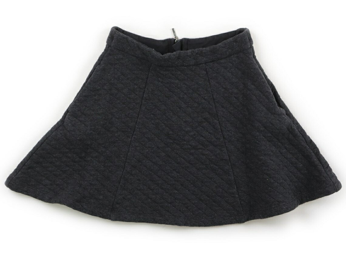 　ブランド 　BeBe(べべ) 　カテゴリー 　スカート 　サイズ 　140サイズ 　色 　グレー 　状態 　★★ 　記名 　なし 　ジャンル 　Girl ウエストはファスナーとサイズ調整ゴムが付いています。キルト調生地。裾に複数のシミあり...