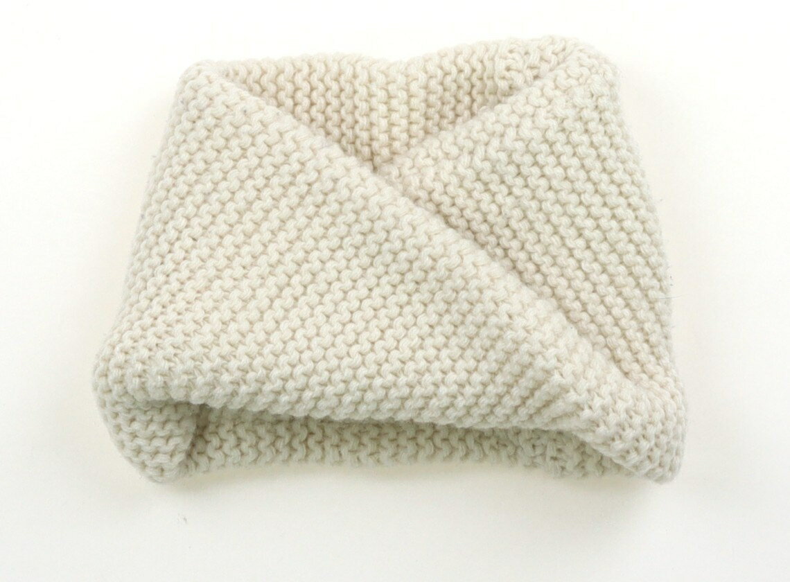 　ブランド 　ZARA(ザラ) 　カテゴリー 　手袋・マフラー 　サイズ 　キッズ用品 　色 　アイボリー 　状態 　★★★ 　記名 　なし 　ジャンル 　Girl 実際のサイズ表記は25×17cmで、アクリルニットです。やや毛玉があります...