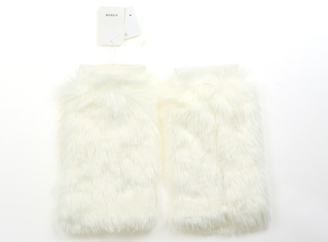 　ブランド 　BeBe(べべ) 　カテゴリー 　レッグウォーマー 　サイズ 　キッズ用品 　色 　白 　状態 　N 　記名 　なし 　ジャンル 　Girl 新品タグ付きです。実際のサイズ表記はMですが、実寸は約25×15cmです。 ＊【状態...