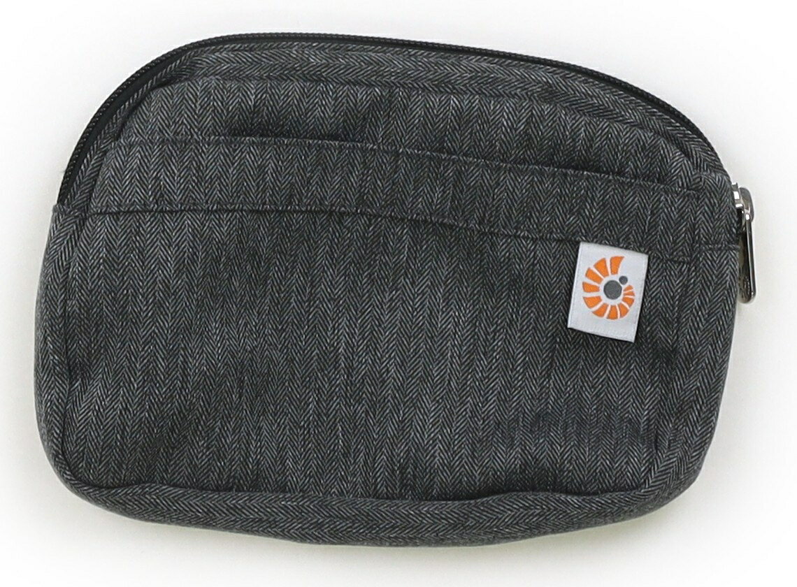 　ブランド 　ERGO Baby(エルゴベビー) 　カテゴリー 　抱っこひも・スリング 　サイズ 　ママ向けアイテム 　色 　グレー 　状態 　★★★★ 　記名 　なし 　ジャンル 　Baby ベビーキャリア用のポーチです。約11×18×2...